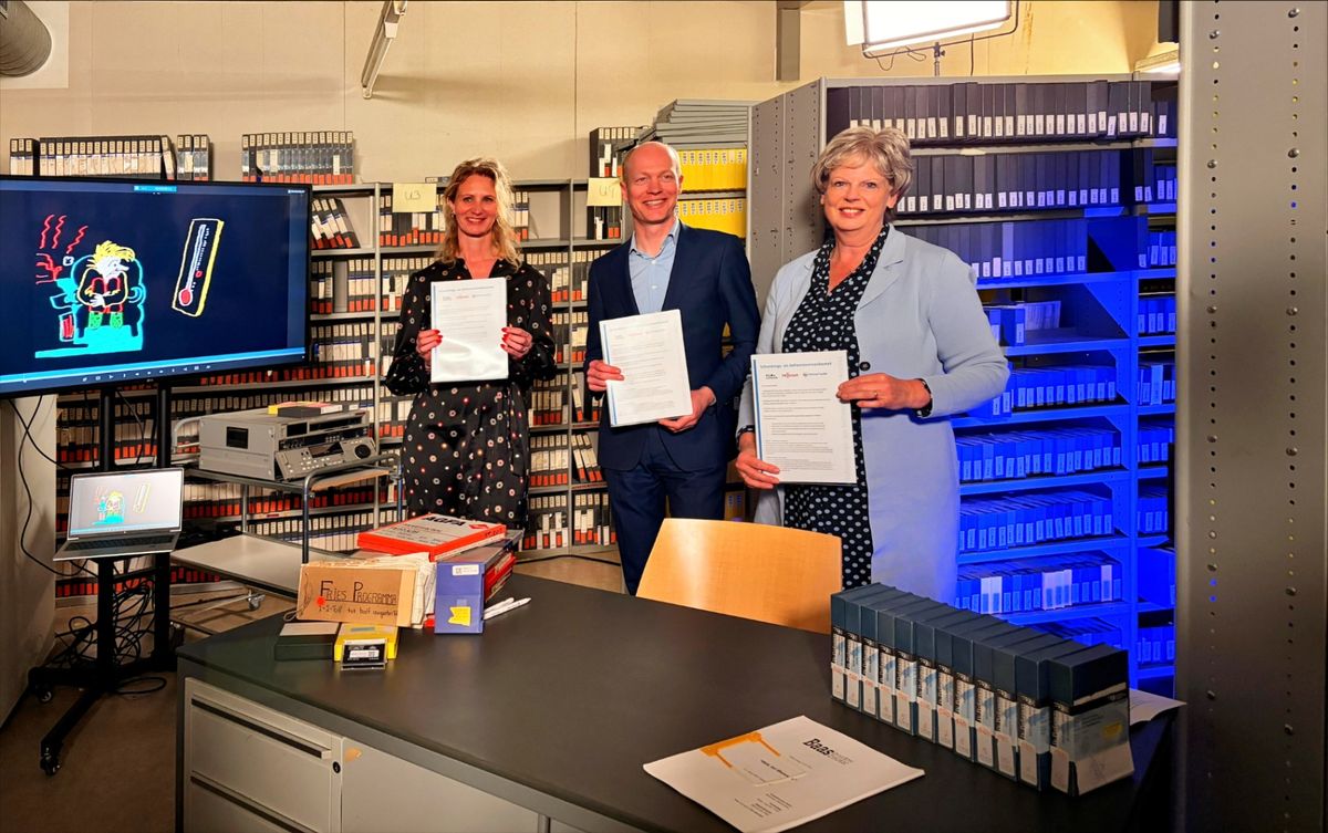 Histoaryske bannen fan Omrop Fryslân offisjeel oerdroegen oan it Frysk ...