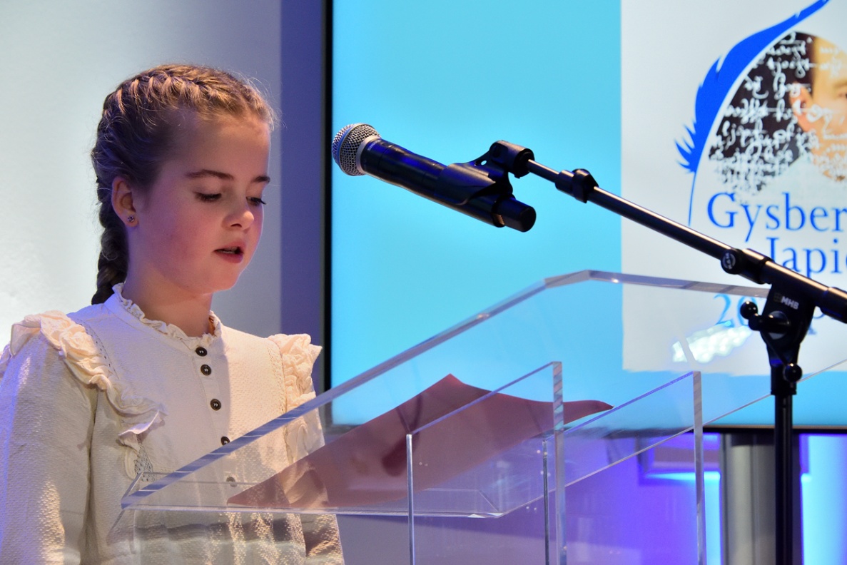 Foto: Elbrich Ouderkerken, winner Lytse Gysbert Japicxpriis 2021 - Haye ...