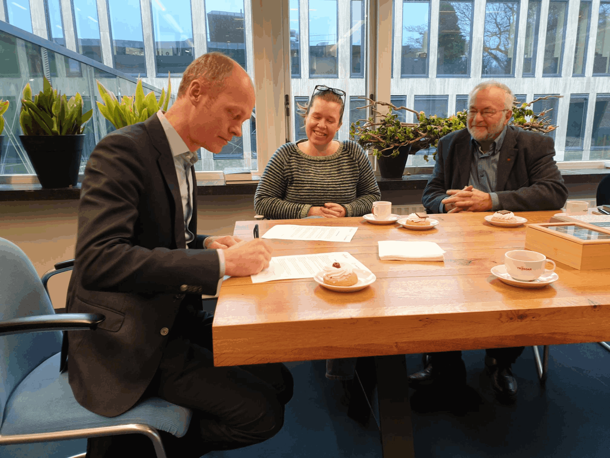Op de foto van links naar rechts: Arjen Dijkstra (directeur Tresoar ...